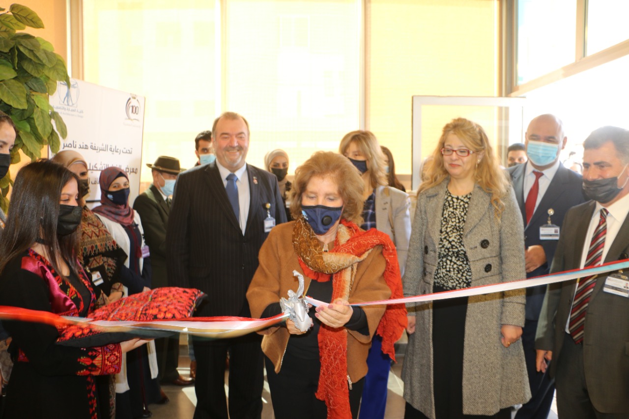 Sharifa Hind Nasser praises the Art Gallery held at MEU - Middle East ...